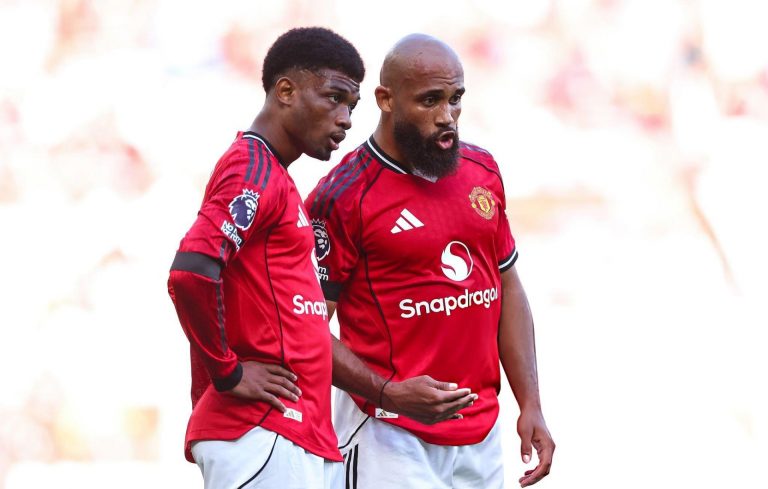 Cú hích lớn với Carrick trước khi M.U đại chiến với Man City